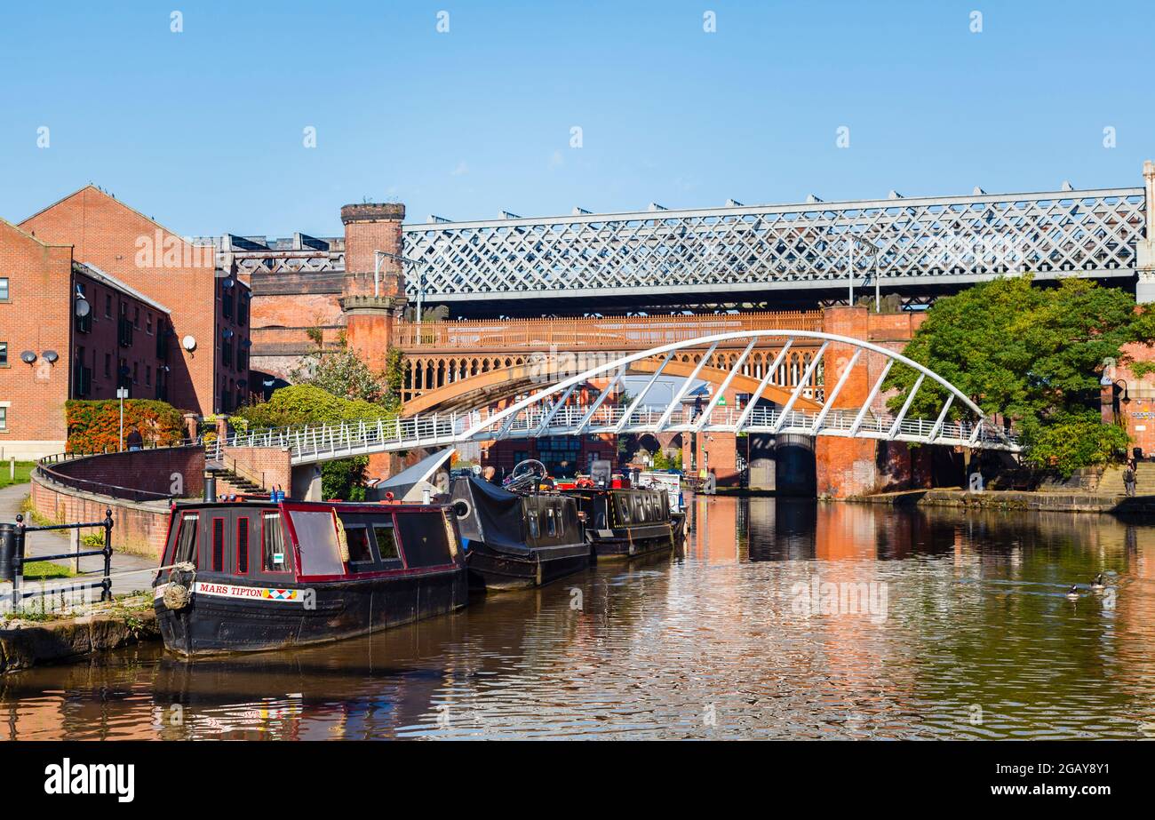 View from the towpath of narrowboats by Merchants' Bridge footbridge ...