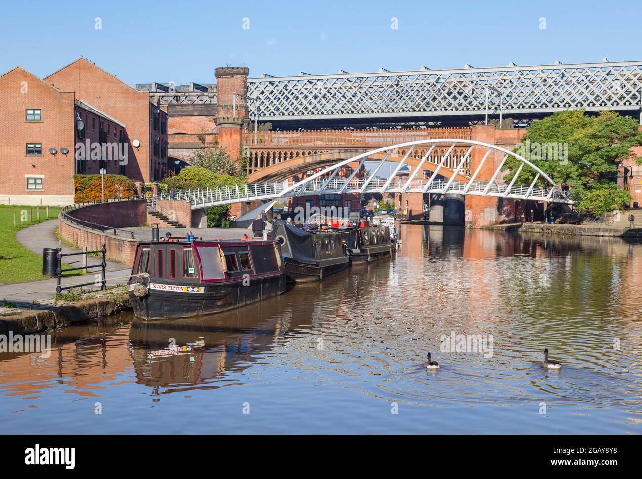 Manchester narrow boats hi-res stock photography and images - Alamy