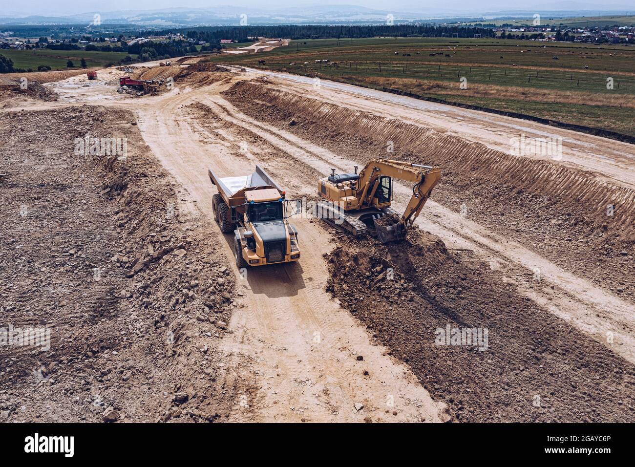 Building construction tipper hi-res stock photography and images - Alamy
