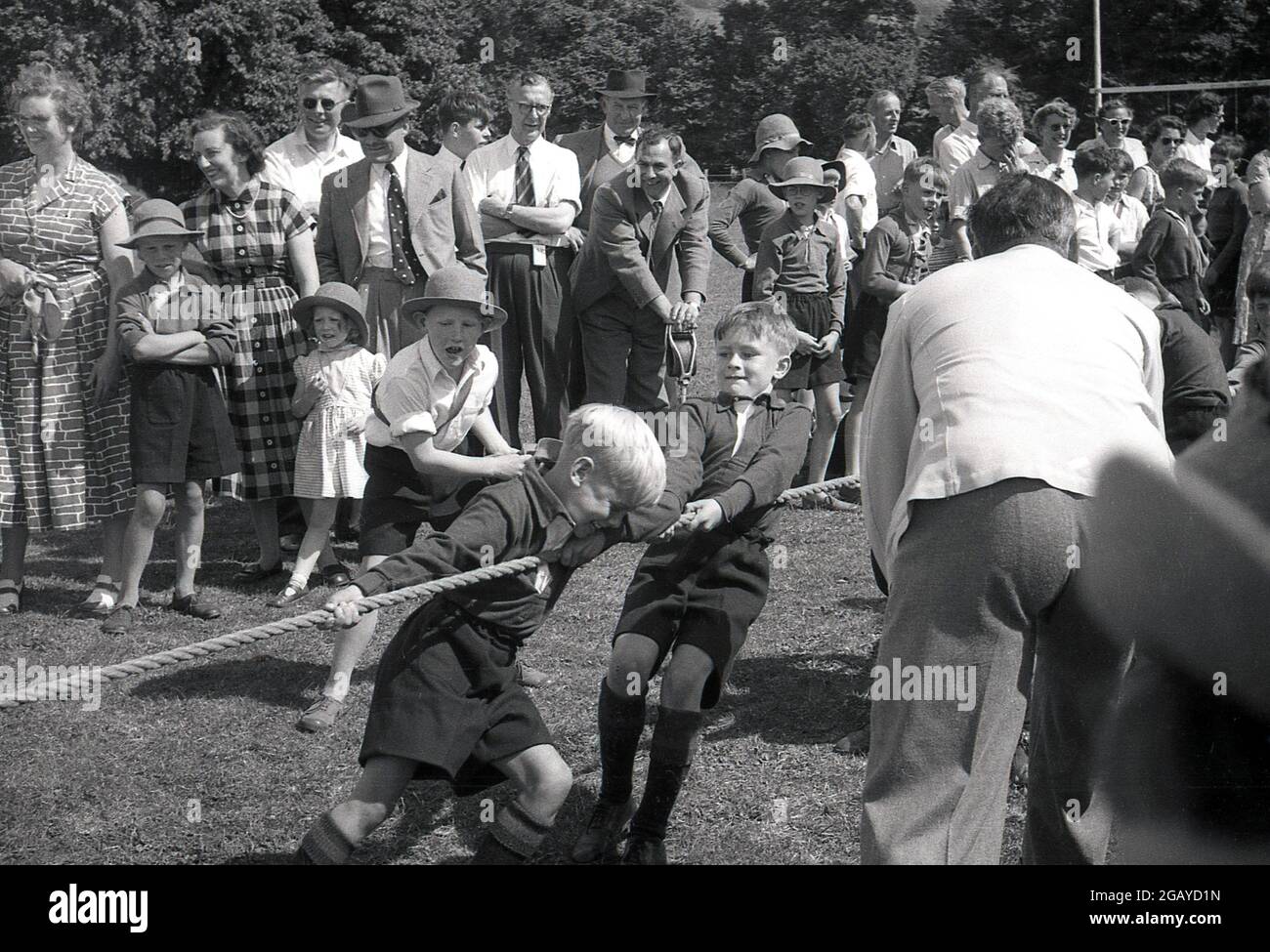 1960s historical school sports day hi-res stock photography and images ...