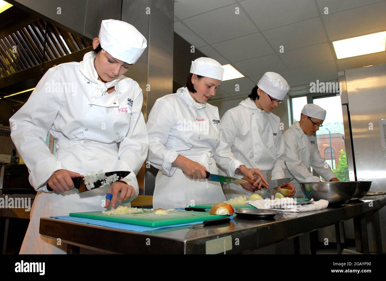 Catering students preparing food at Wolverhampton College Stock Photo ...