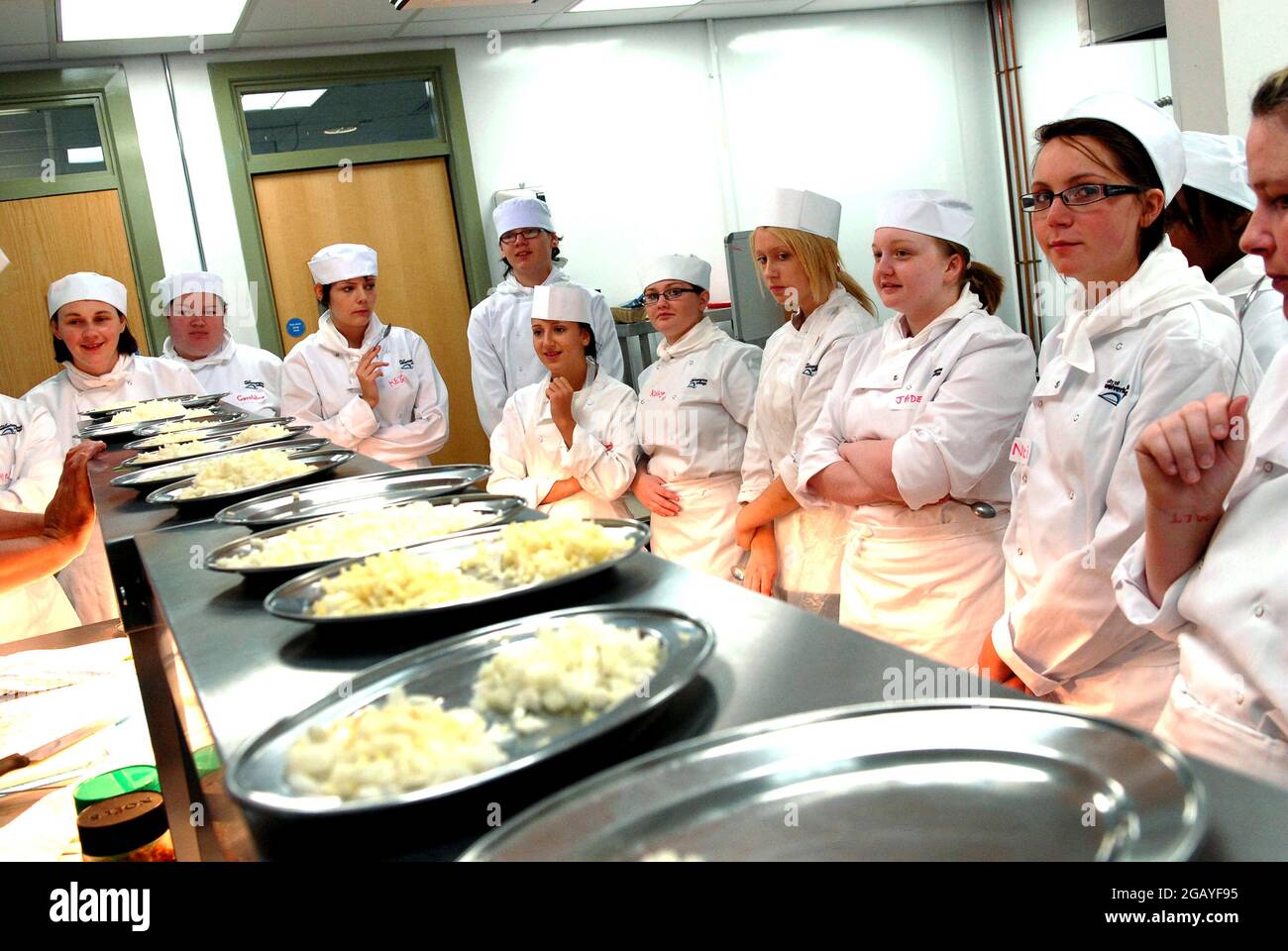 Catering students preparing food at Wolverhampton College Stock Photo ...
