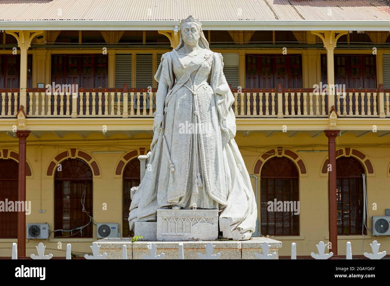 Statute of Queen Victoria Monument in front of the High Court in ...