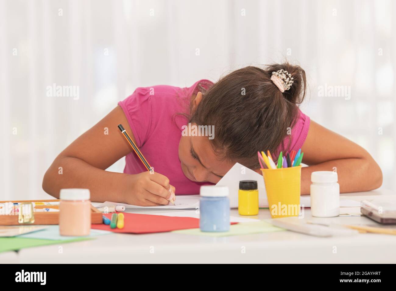 View of a little girl enjoying drawing in art class Stock Photo - Alamy