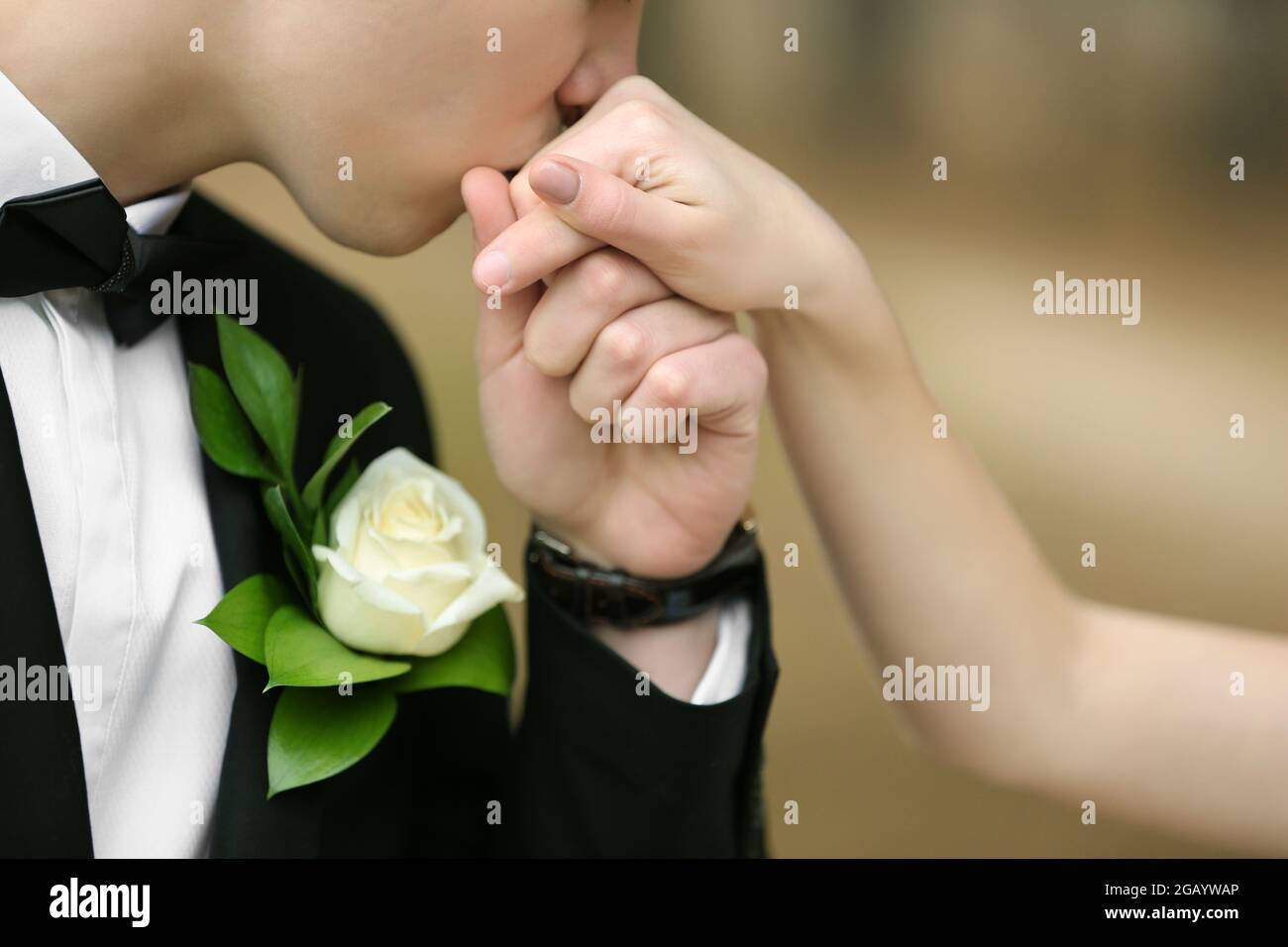 Kissing couple engagement natural hi-res stock photography and images - Alamy
