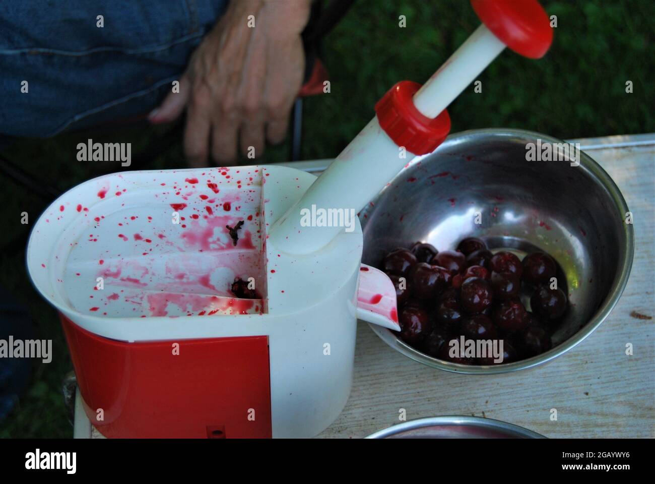 Cherry pitting hi-res stock photography and images - Alamy