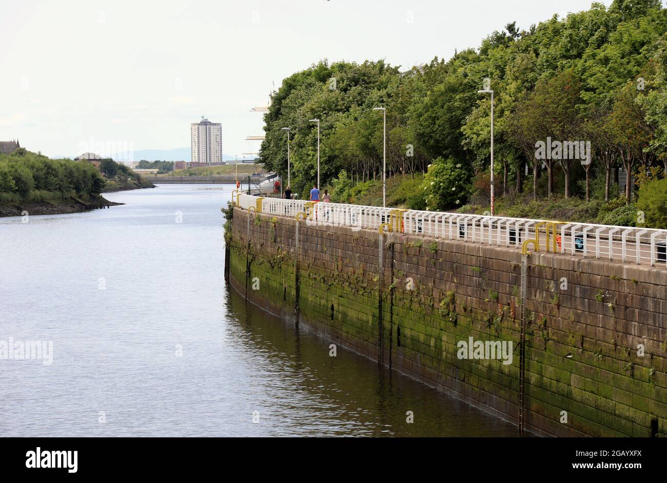 River Clyde path in Glasgow Stock Photo - Alamy