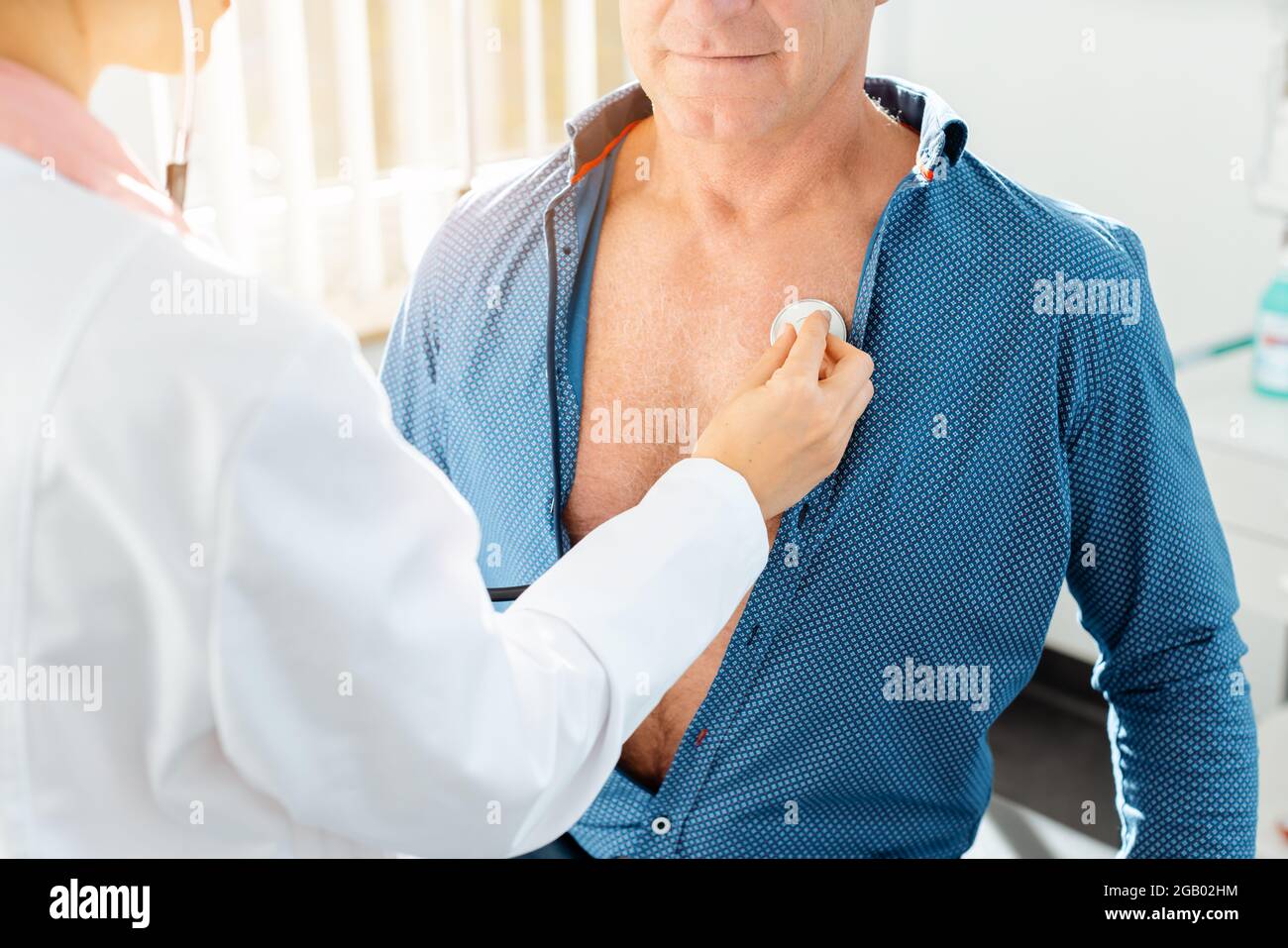 Doctor checking lung function of patient with stethoscope Stock Photo ...