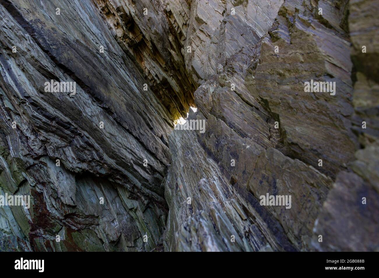 Pembrokeshire stratified rocks hi-res stock photography and images - Alamy