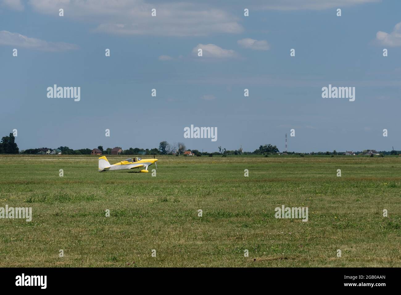 Light aircraft on airfield airport hi-res stock photography and images ...