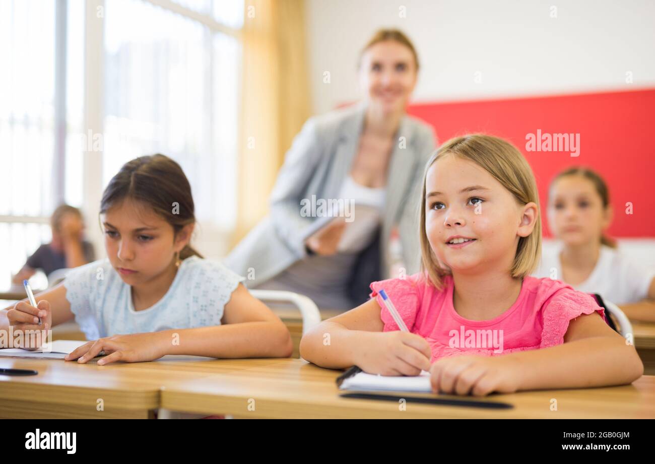Two primary school girls in class hi-res stock photography and images ...