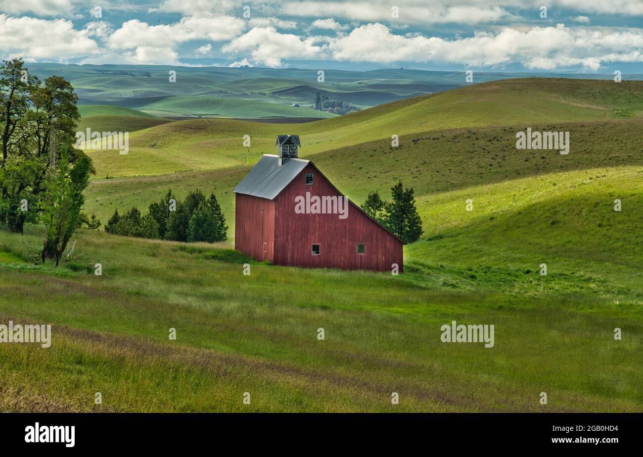 American barn scene hi-res stock photography and images - Alamy