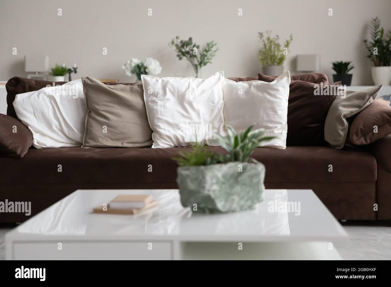 Empty living room hi-res stock photography and images - Alamy