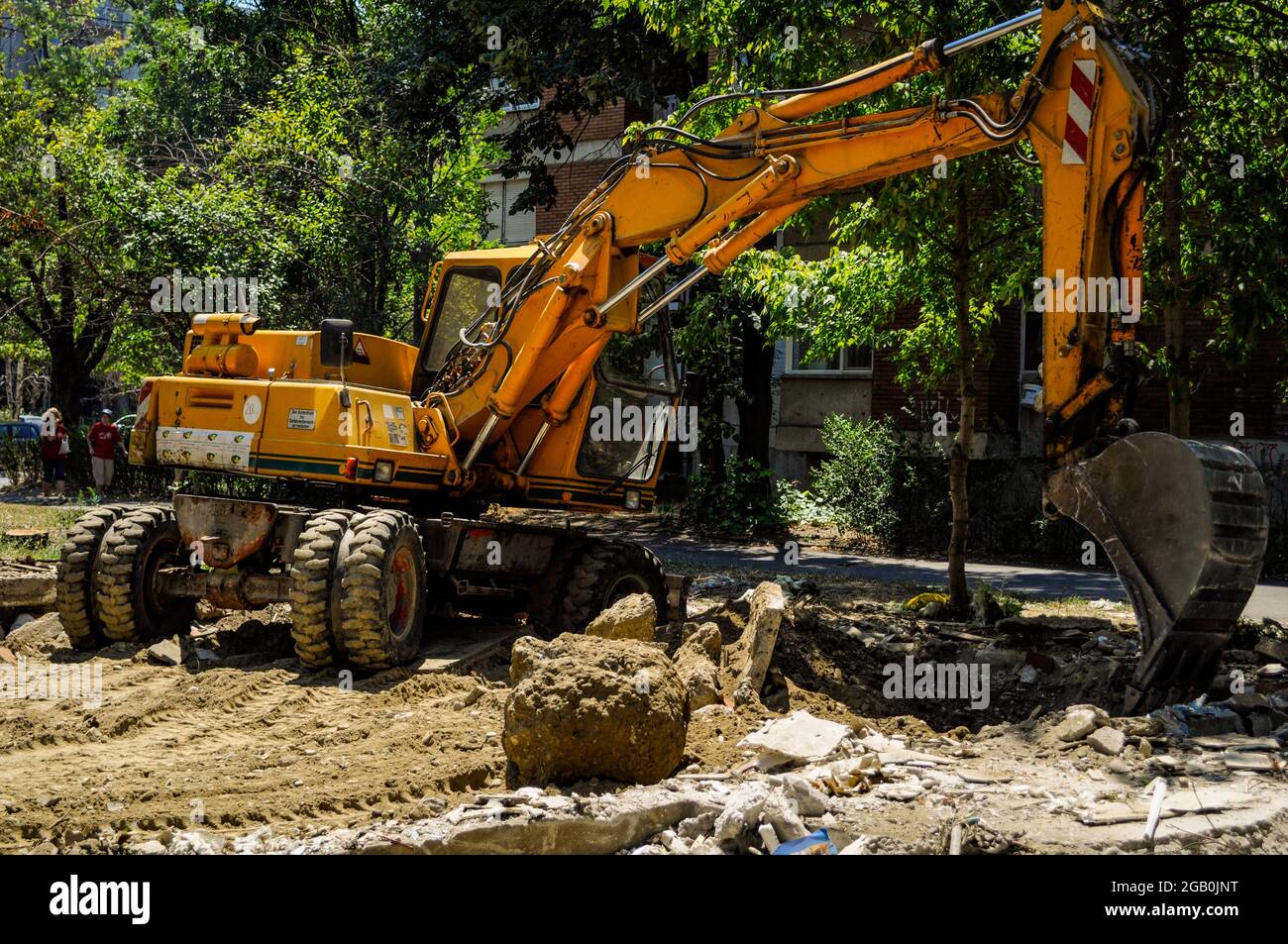 Excavator cleans the construction surface from concrete pieces Stock ...