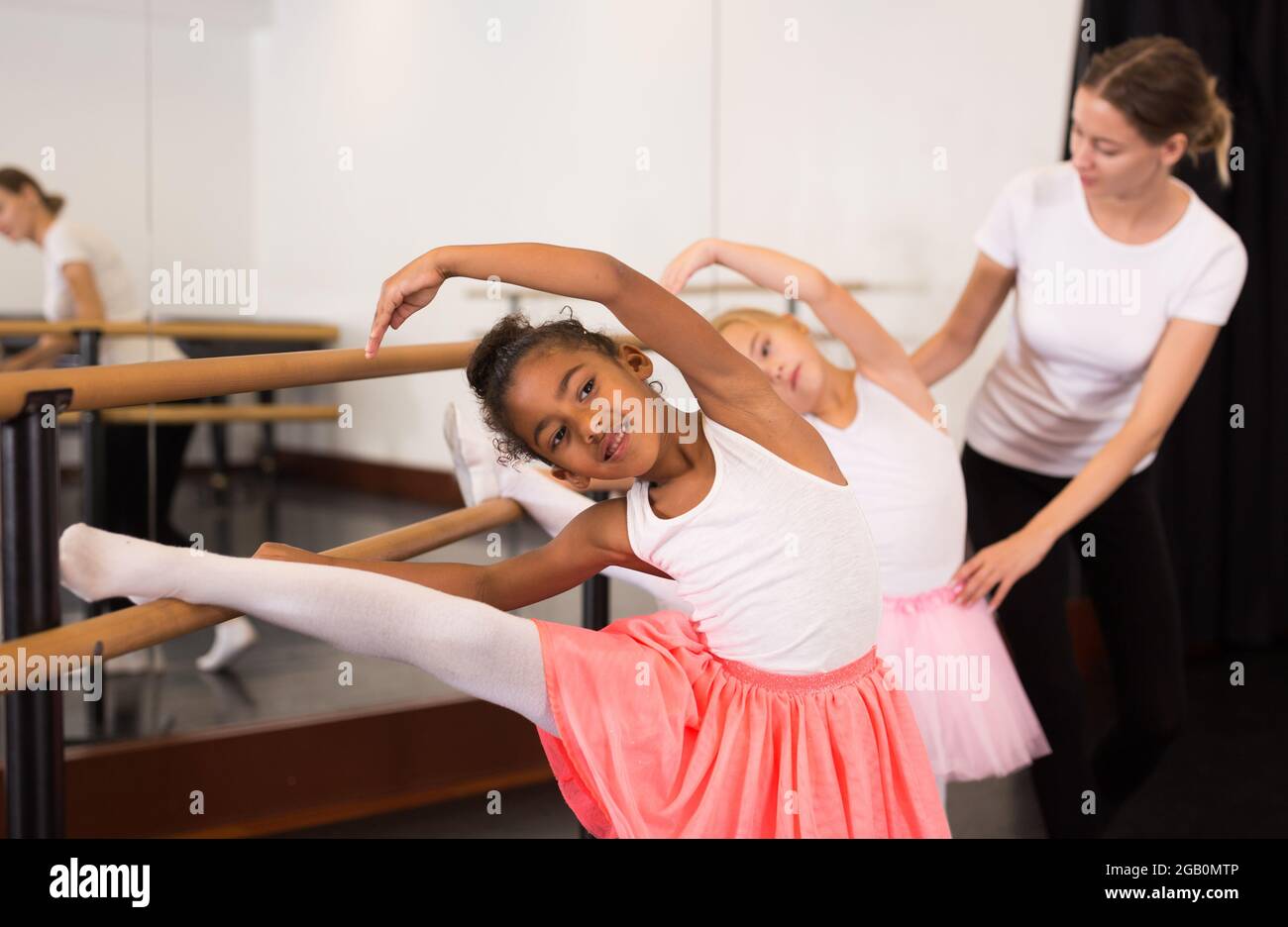 Ballet plie barre hi-res stock photography and images - Alamy