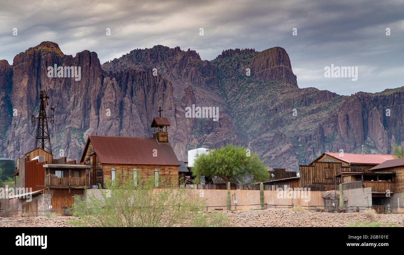 Mountains in apache junction hi-res stock photography and images - Alamy