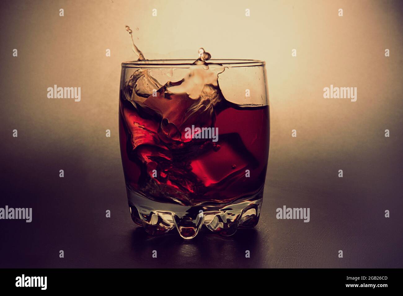 Glass whiskey falling ice cubes hi-res stock photography and images - Alamy