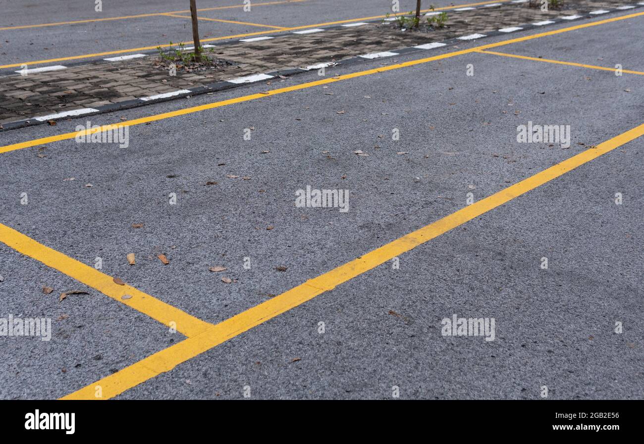 Parking lot yellow line in the park Stock Photo - Alamy
