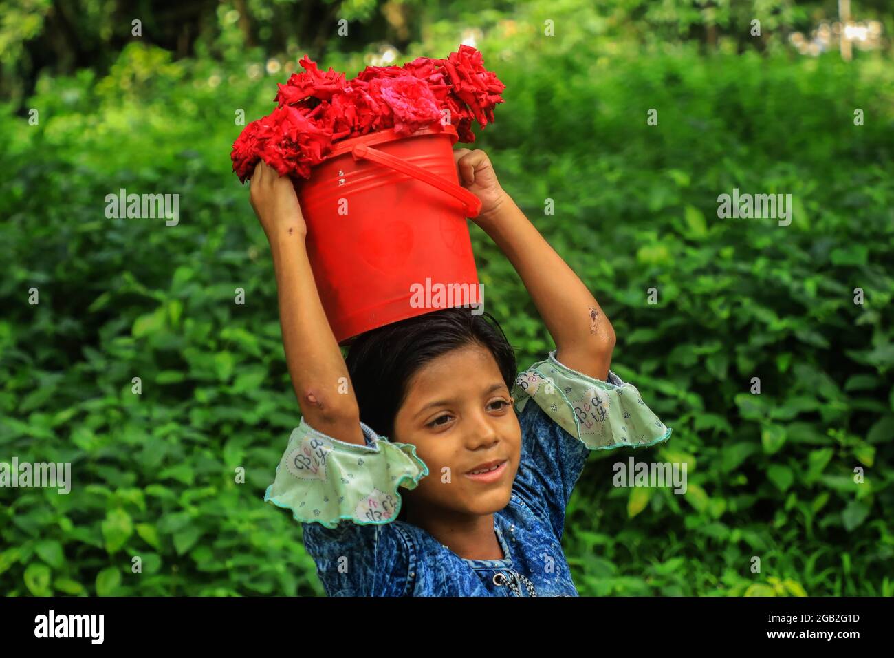 A street child Sinthia Akter, 8 years old sells flowers at Dhaka ...