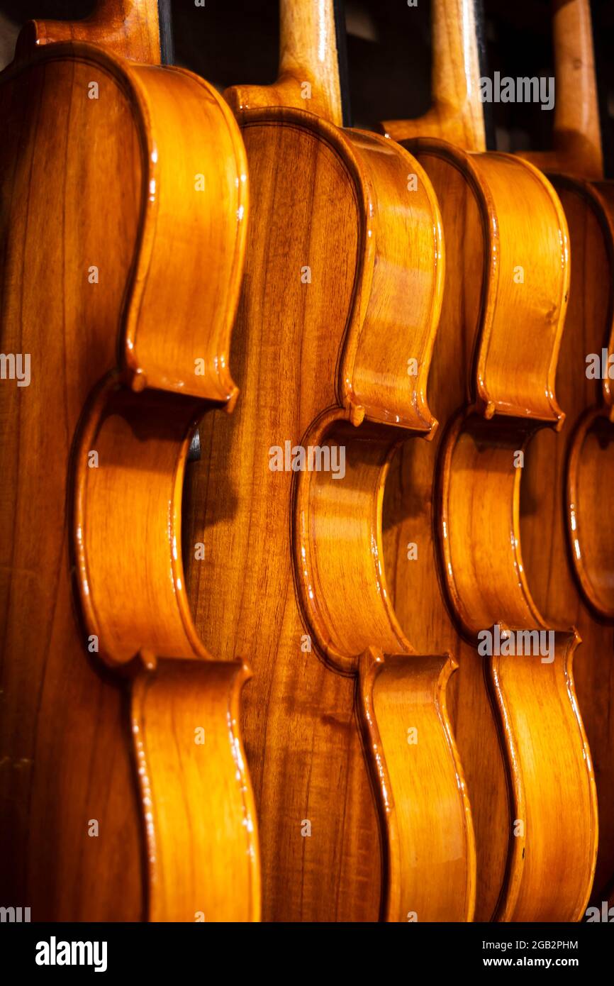Violín vertical hi-res stock photography and images - Alamy