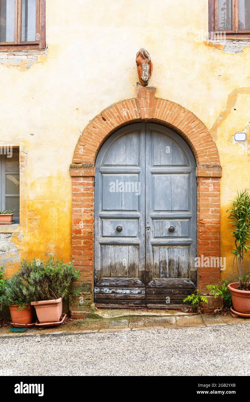 Blue door potted plants hi-res stock photography and images - Alamy