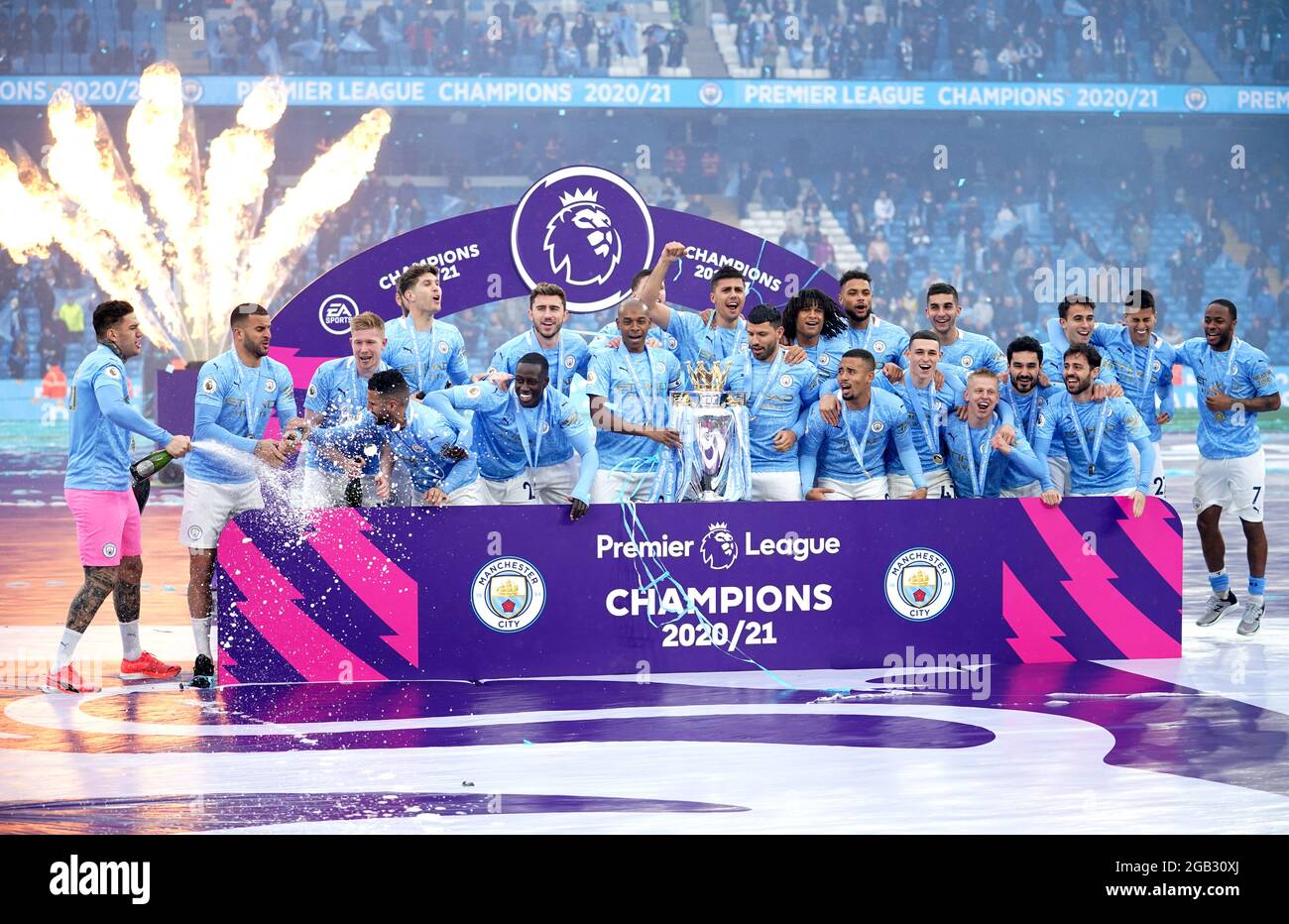 Manchester city celebrate trophy hi-res stock photography and images ...