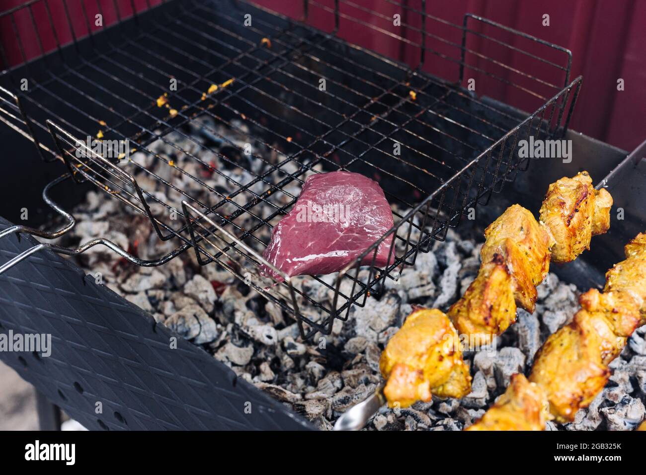 The steak is grilled. Steak on the wire rack Stock Photo - Alamy
