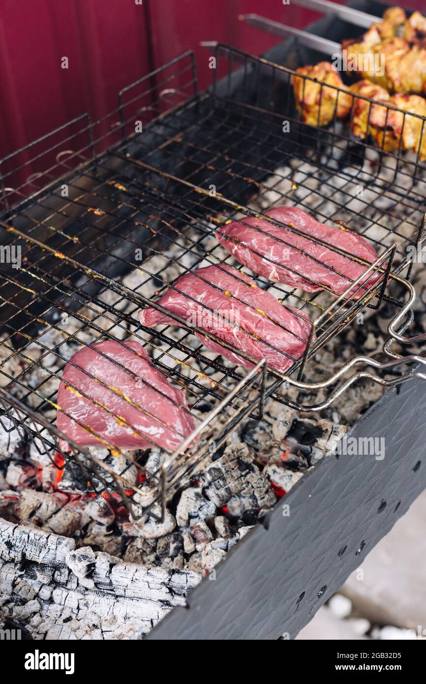 The steak is grilled. Steak on the wire rack Stock Photo - Alamy
