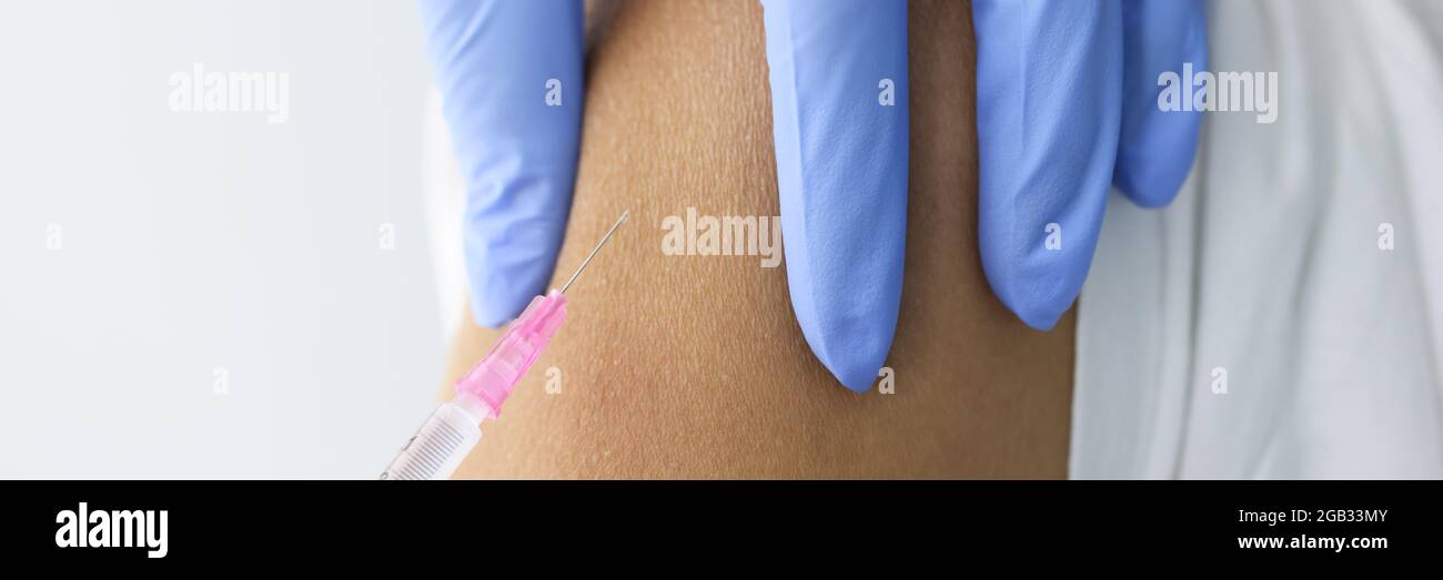Doctor injecting medicine in patient shoulder closeup Stock Photo - Alamy