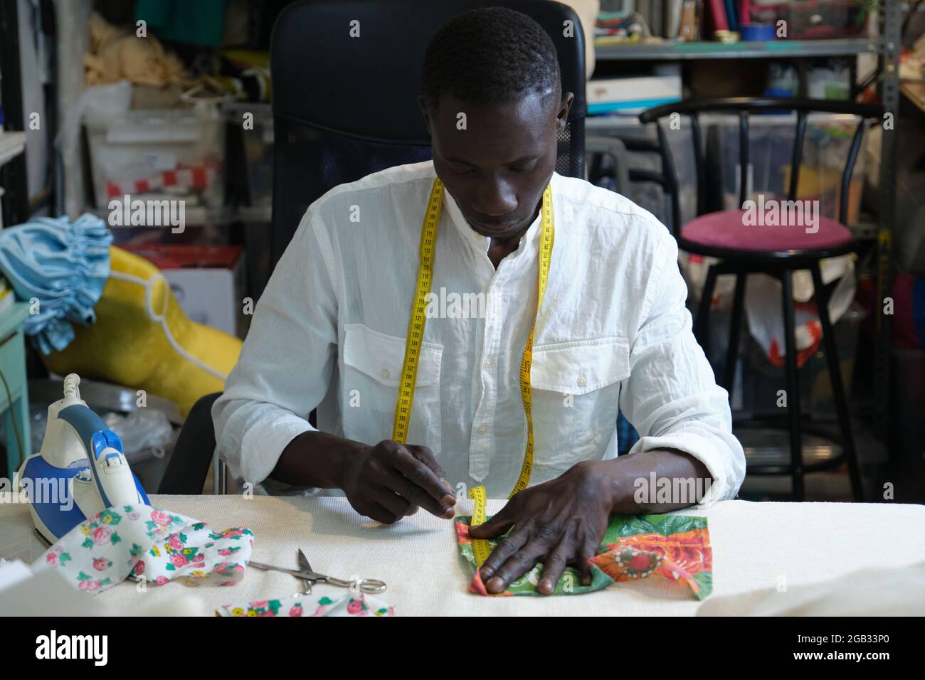 Tailor measuring hi-res stock photography and images - Alamy