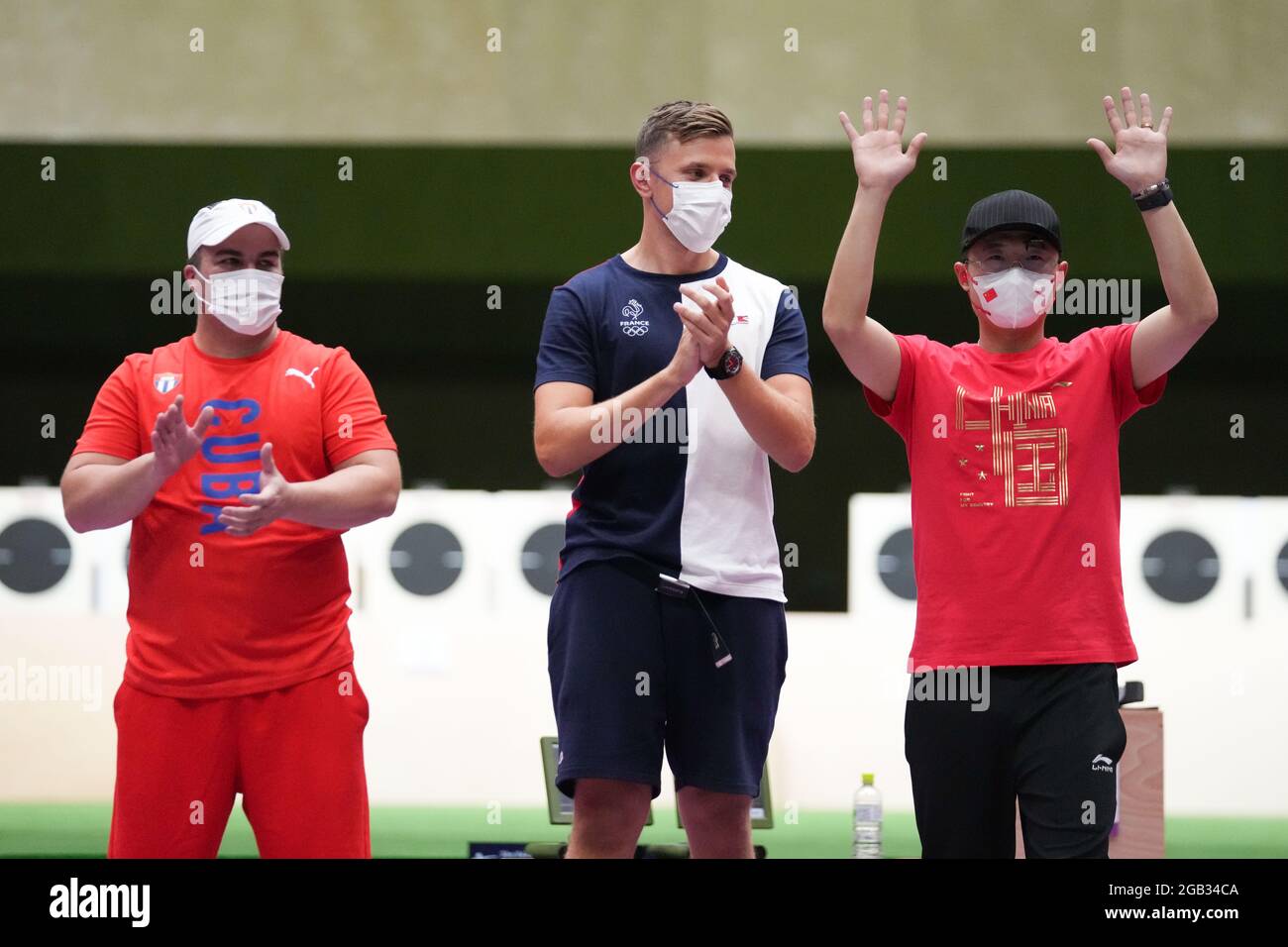 Tokyo, Japan. 2nd Aug, 2021. Li Yuehong (R) of China waves after the ...