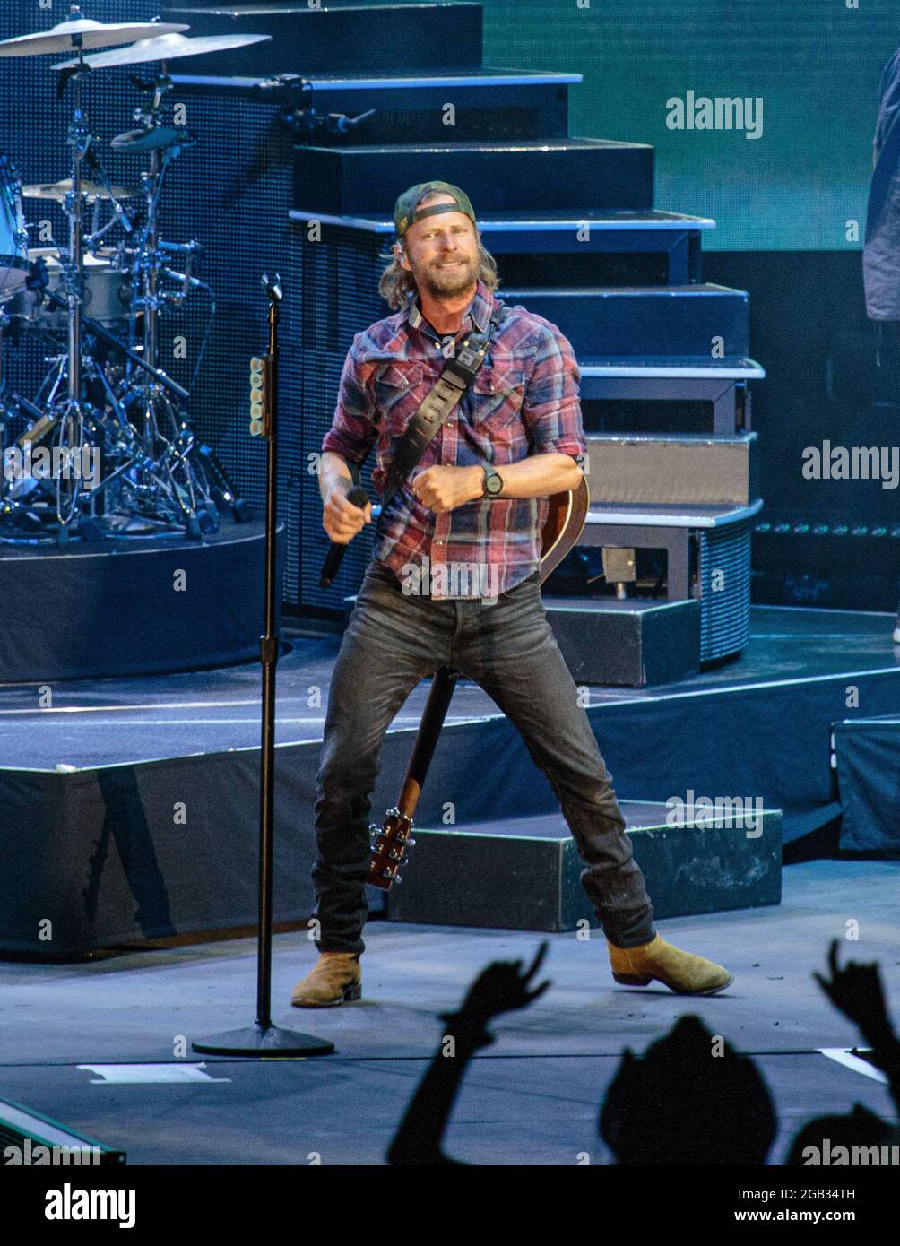 SInger Dierks Bentley headlines night two of the Watershed Music ...