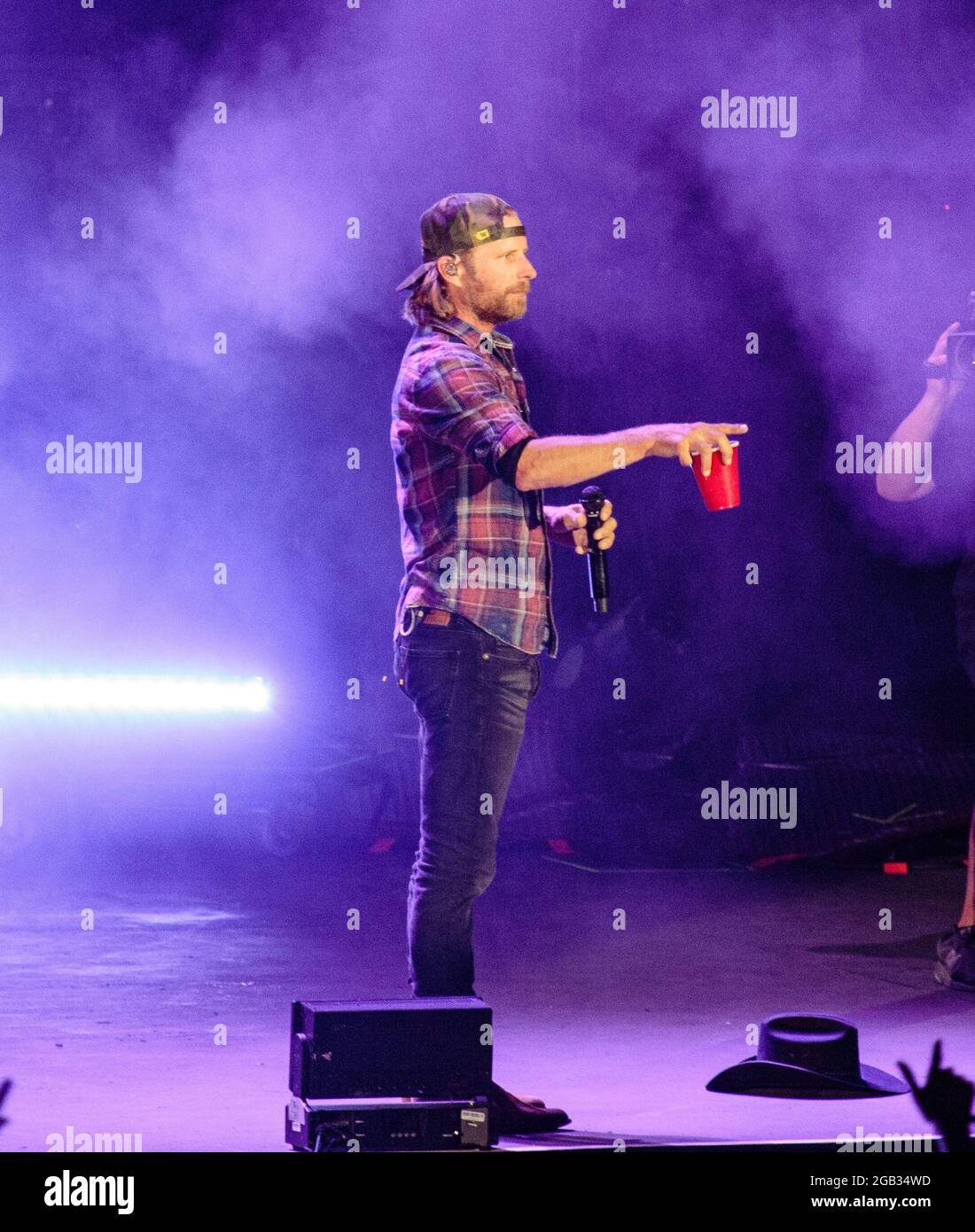 SInger Dierks Bentley headlines night two of the Watershed Music ...