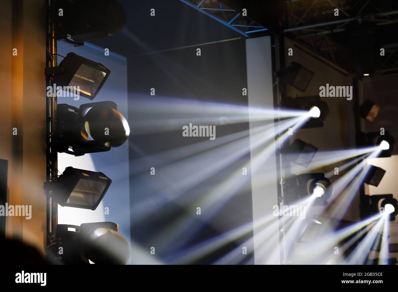 Stage white smoke spotlight hi-res stock photography and images - Alamy
