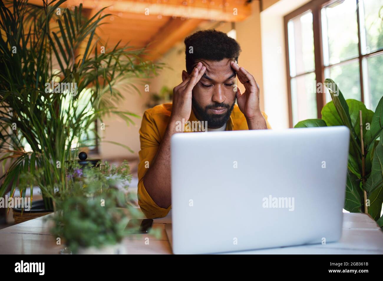 Frustrated man working computer hi-res stock photography and images - Alamy