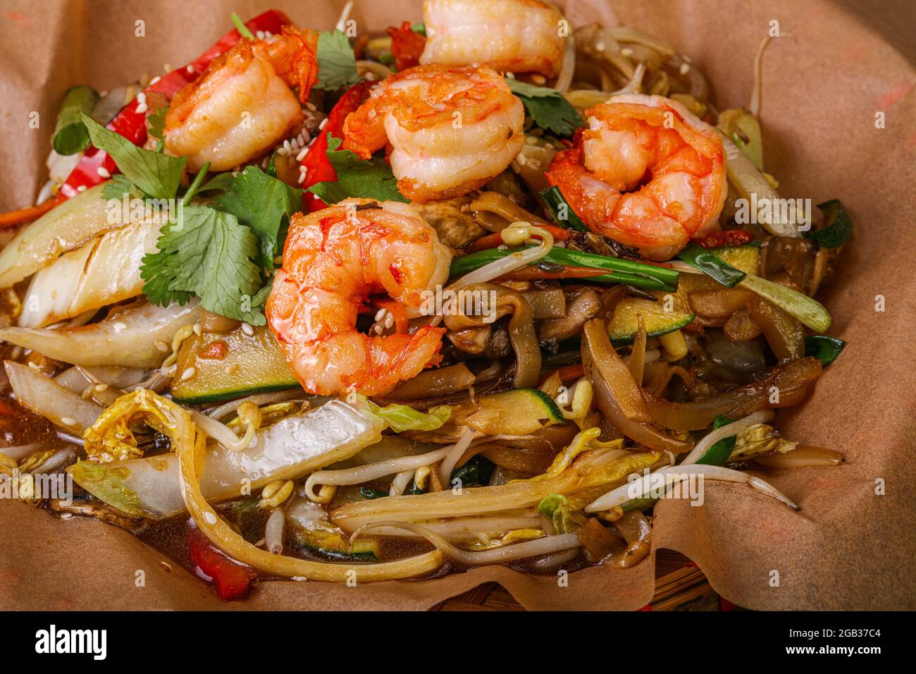 Asian cuisine - Wok with prawn and vegetables Stock Photo - Alamy