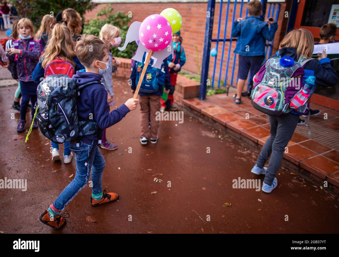 Rostock, Germany. 02nd Aug, 2021. Class 1b pupils arrive in front of ...