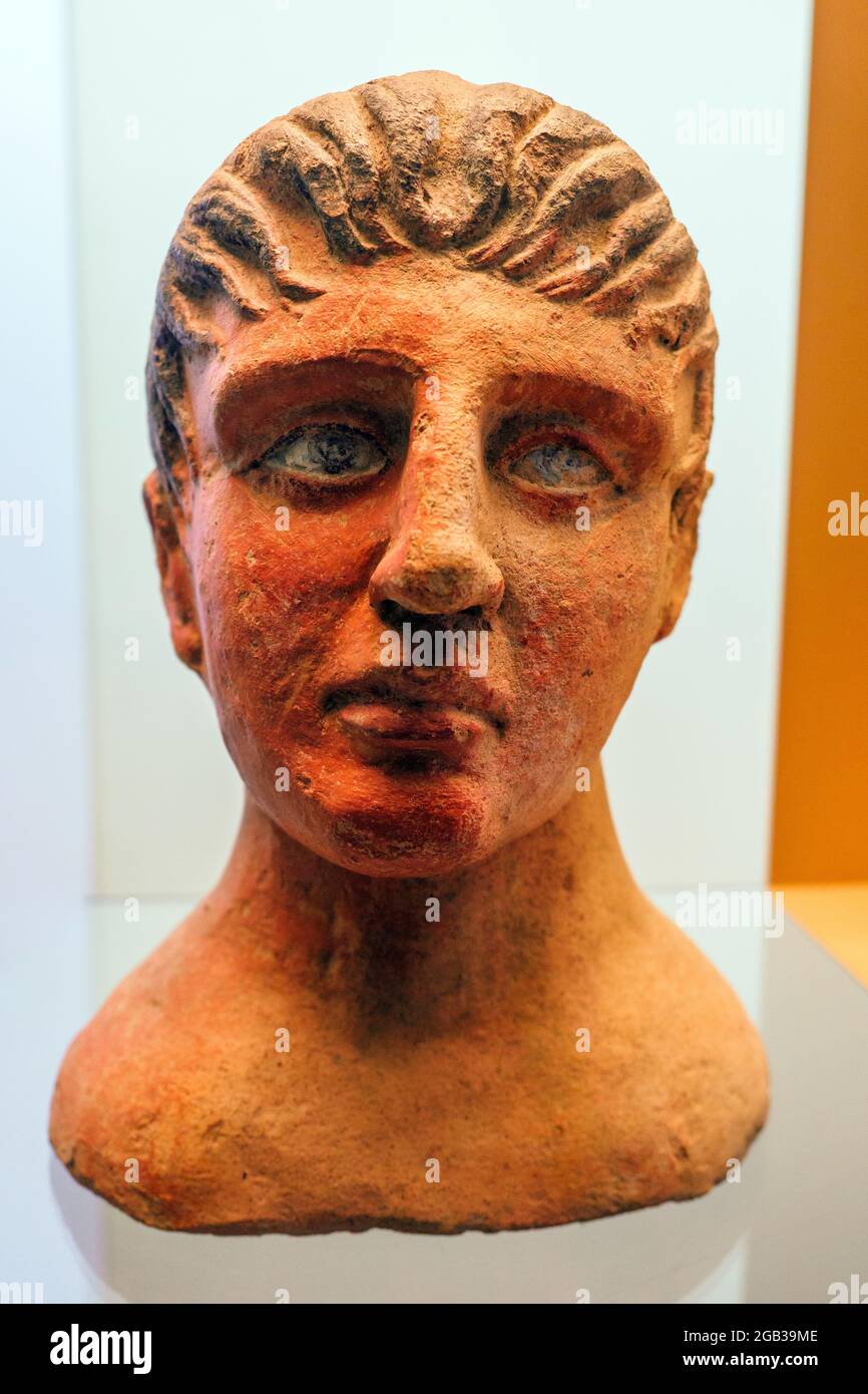 Red queen sculpture hi-res stock photography and images - Alamy