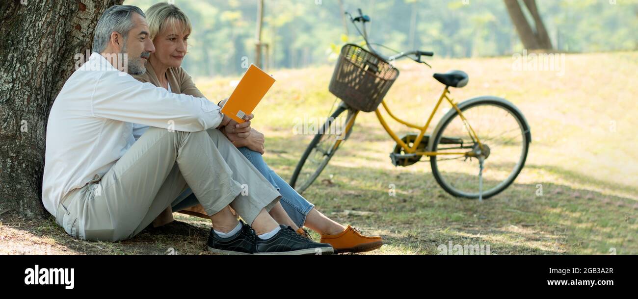 Man reading book under tree hi-res stock photography and images - Alamy