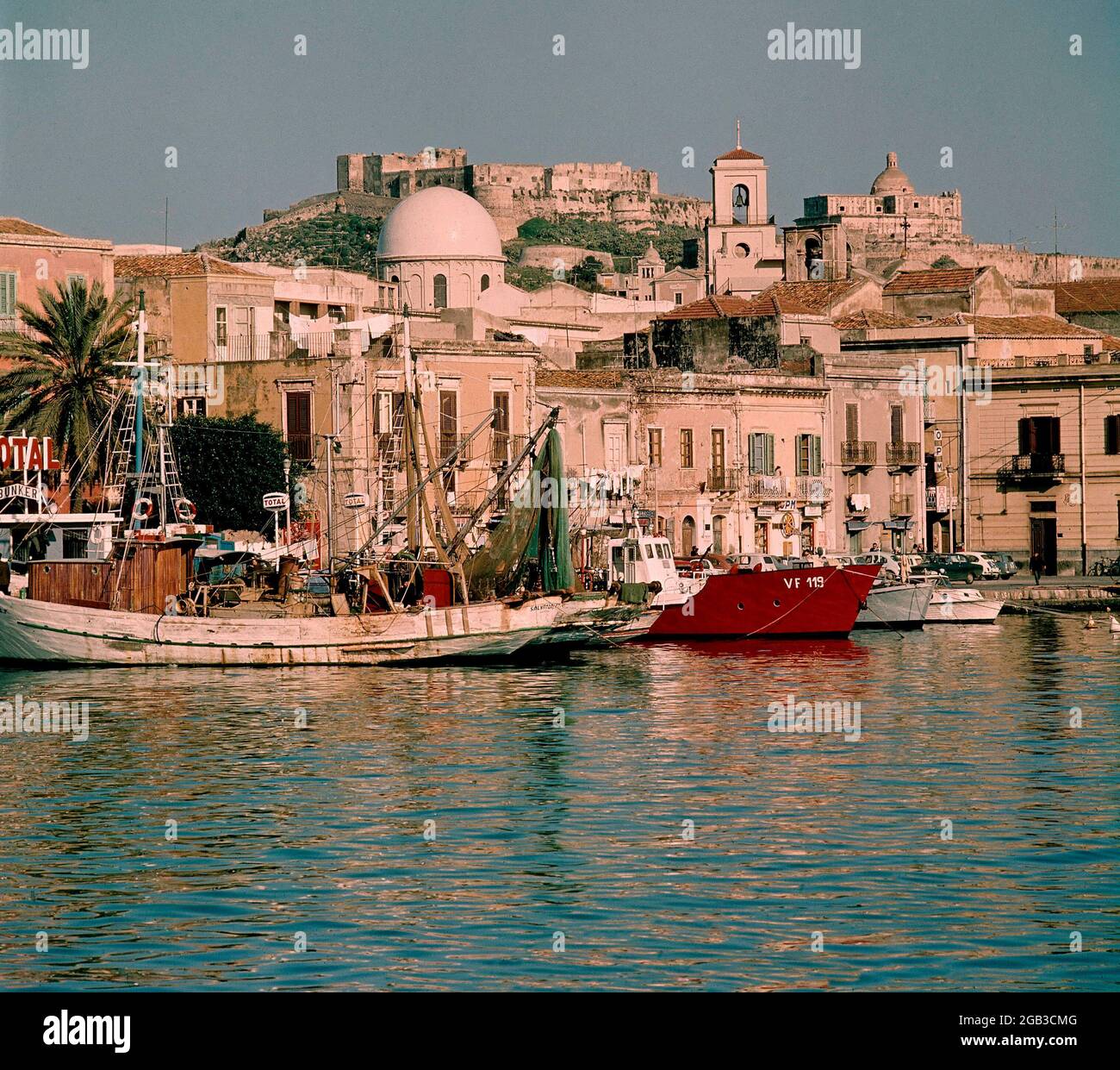PUERTO. Location: EXTERIOR. MILAZZO. ITALIA Stock Photo - Alamy