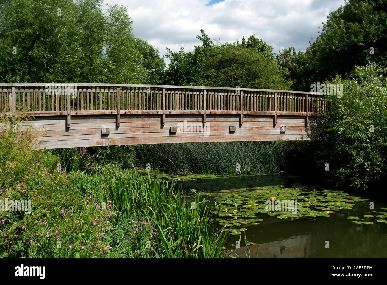 Footbridge over the River Cherwell, Spiceball Park, Banbury ...