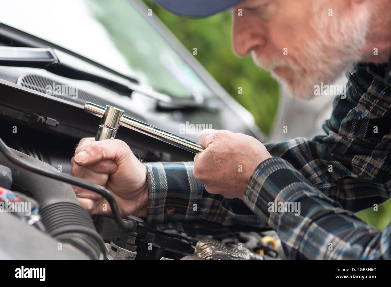 Car mechanic repairing a car engine Stock Photo - Alamy