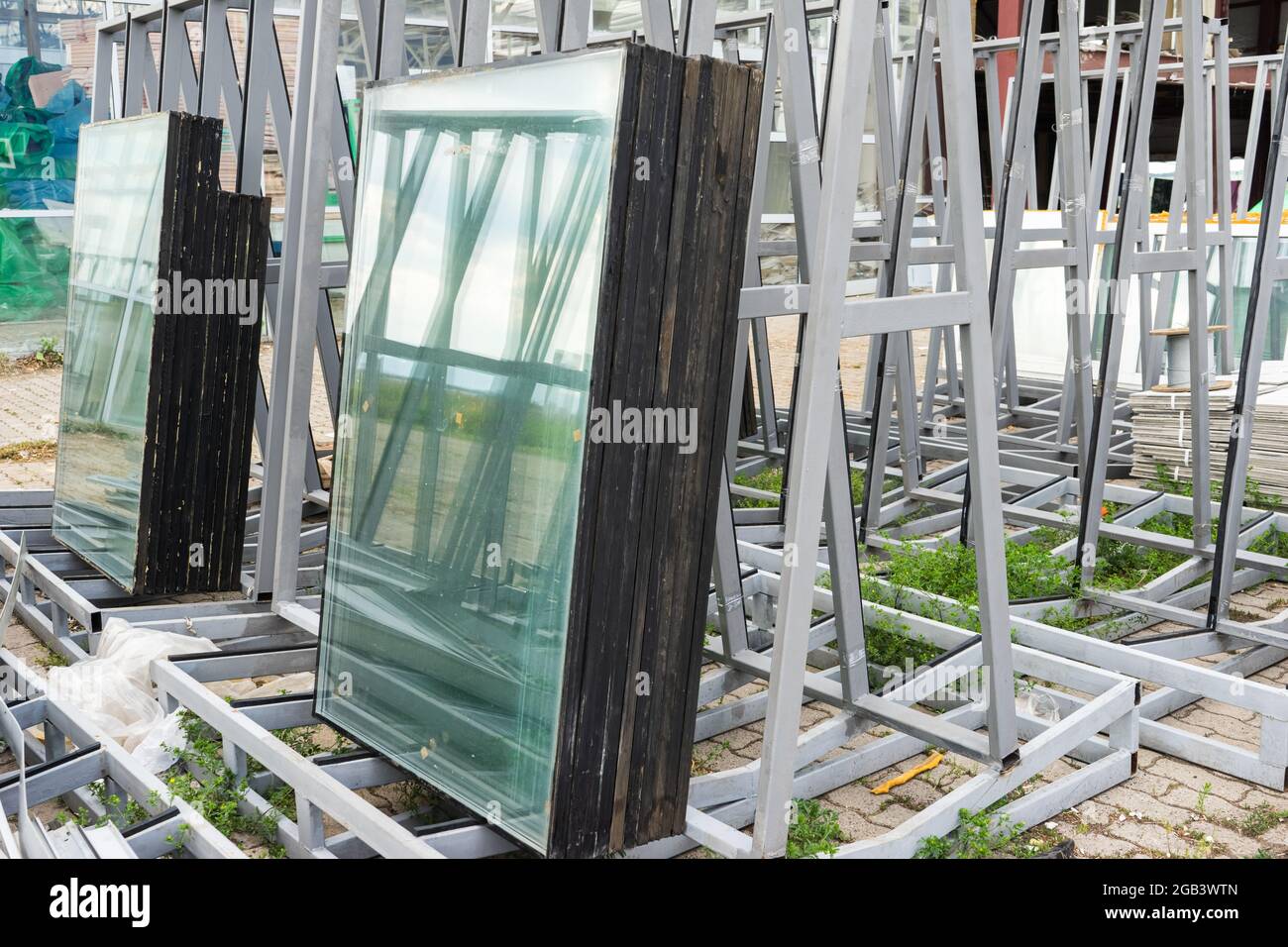 Demolition of an office building hi-res stock photography and images ...