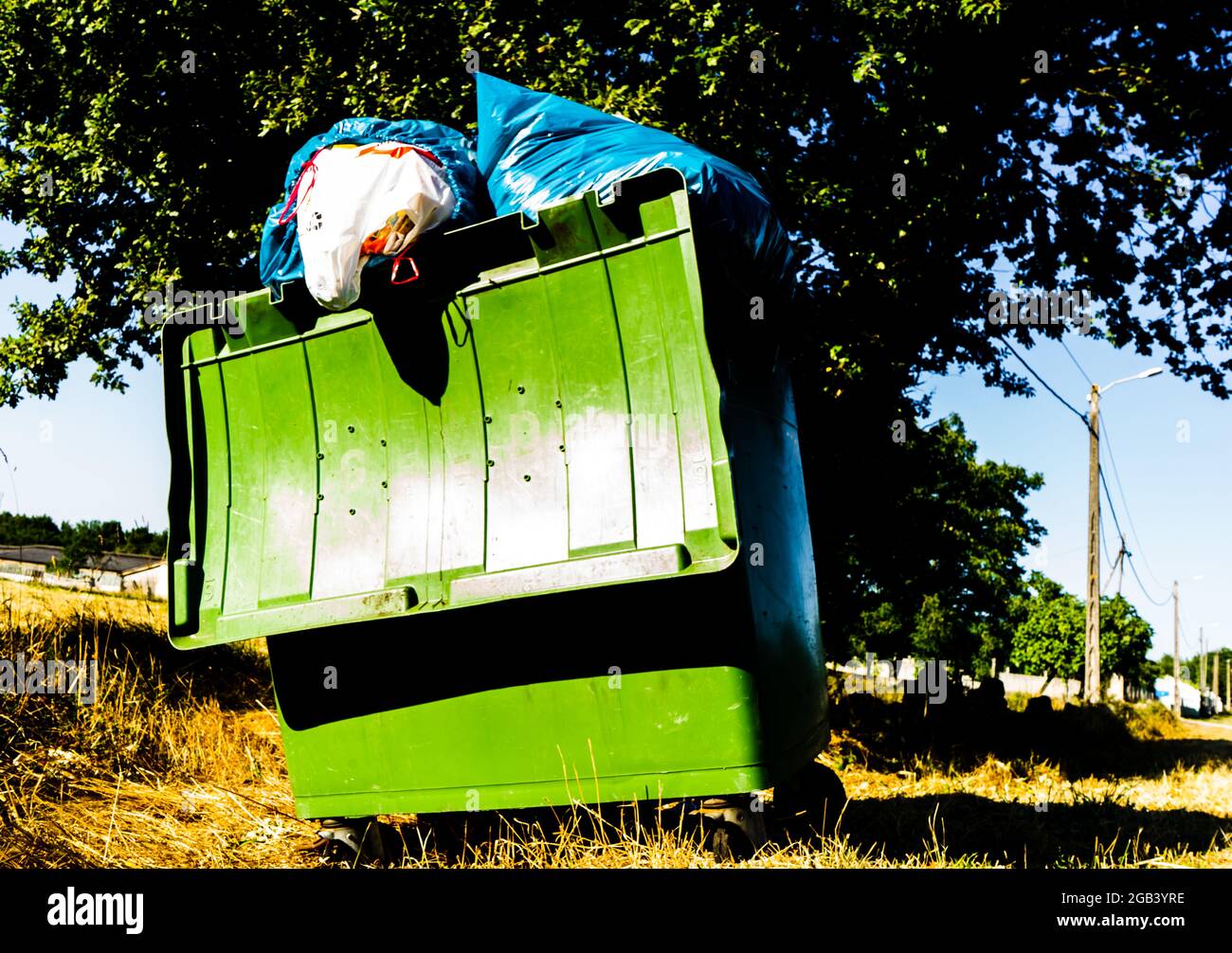 Overflow dumpster hi-res stock photography and images - Alamy