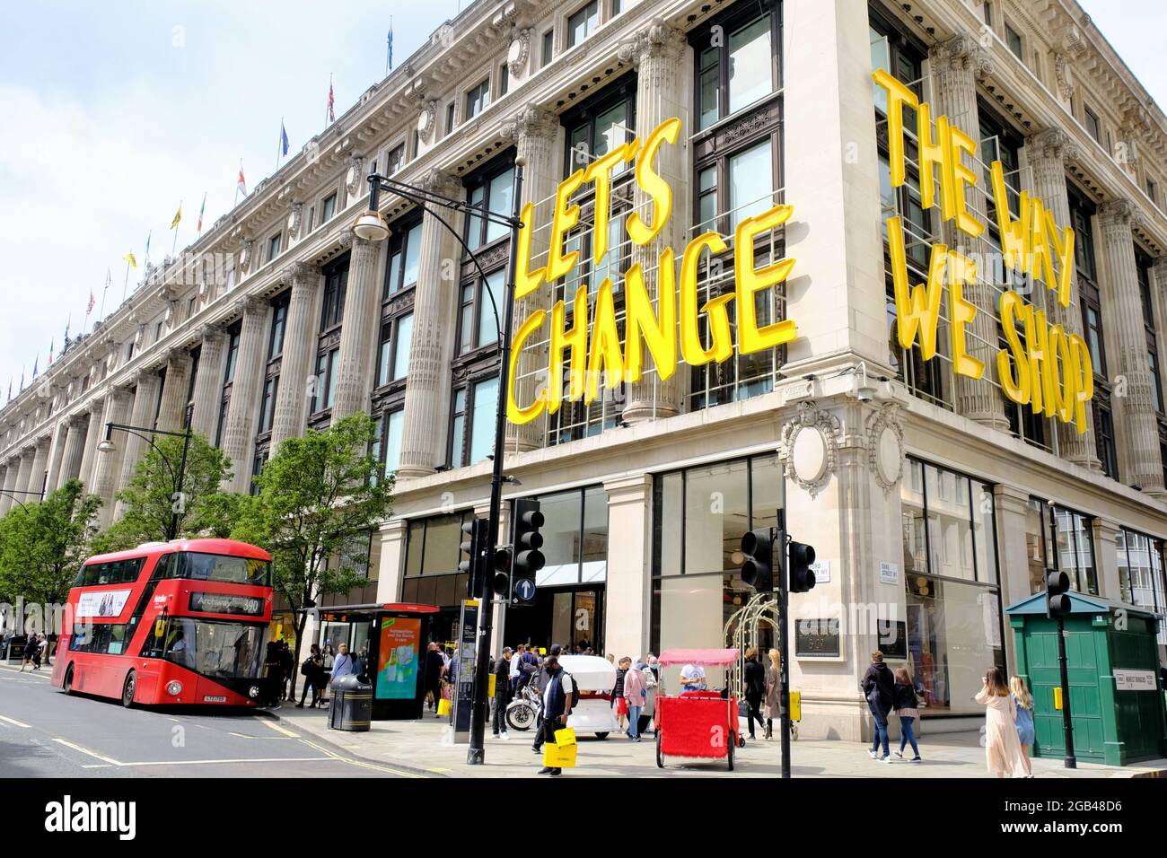 Exterior view of Selfridges in Oxford Street Stock Photo - Alamy