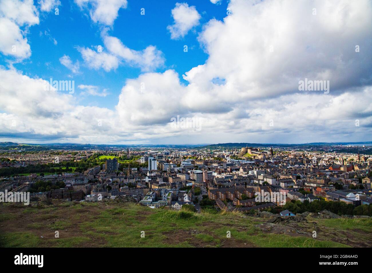 General view of the city of Edinburgh with hilly landscapes and green ...