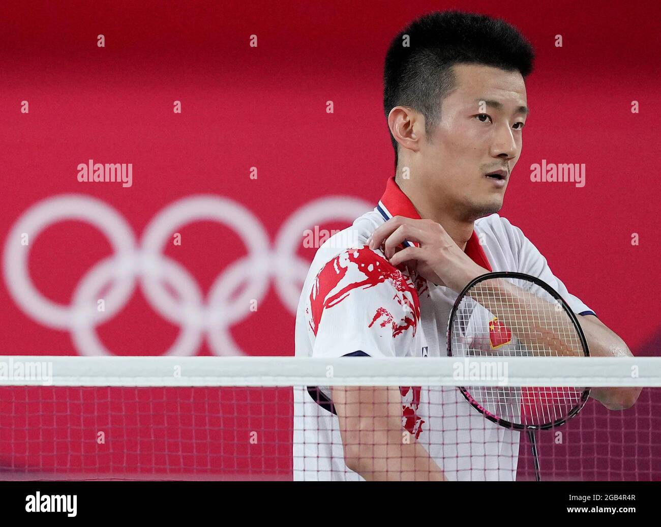 (210802) -- TOKYO, Aug. 2, 2021 (Xinhua) -- Chen Long of China reacts ...