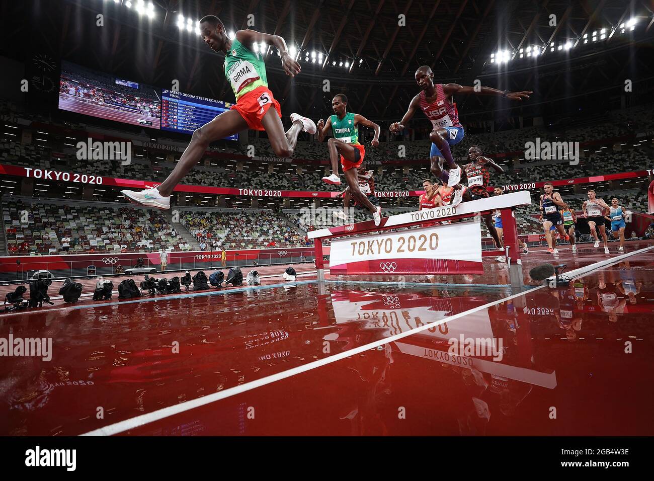 (210802) -- TOKYO, Aug. 2, 2021 (Xinhua) -- Lamecha Girma (L) of ...