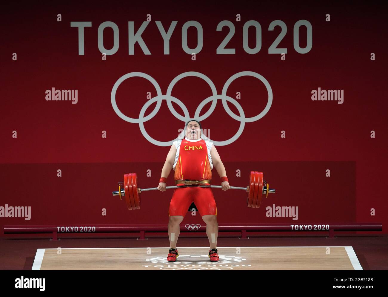 China's Wenwen Li sets the Olympic record in the Women's +87kg Group A ...