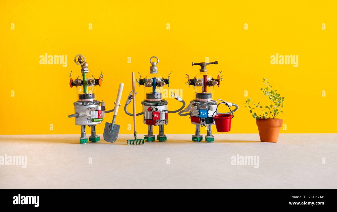 Yellow robots hi-res stock photography and images - Alamy